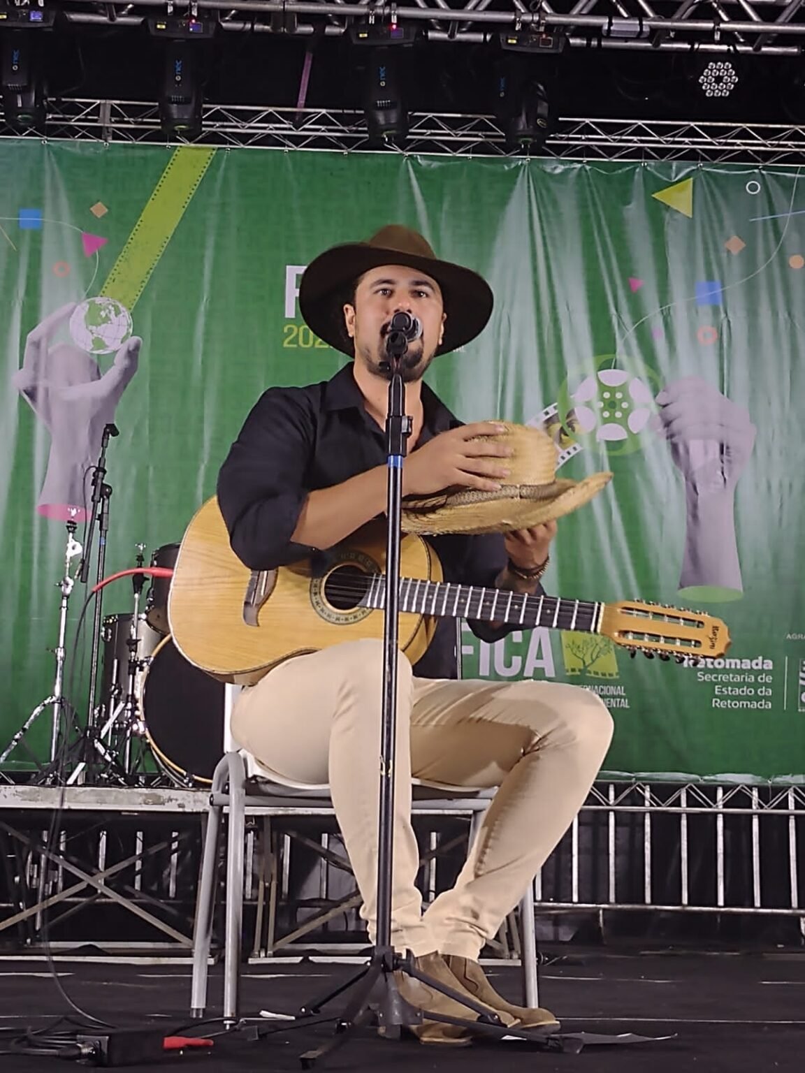 O cantor sertanejo Rafael Guerreiro se destaca na Cidade de Goiás ...