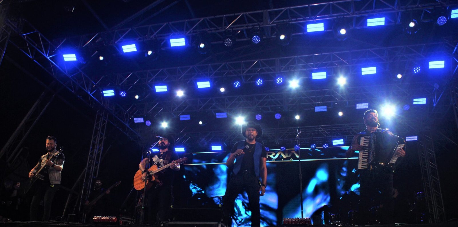 O grupo sertanejo Traia Véia foi a atração do aniversário de 298 anos ...